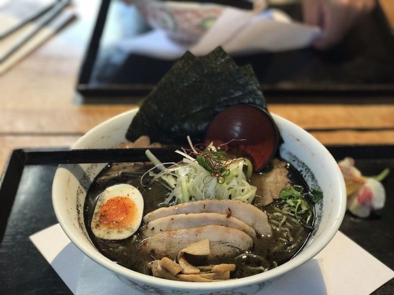 Японский суп-рамен с углем